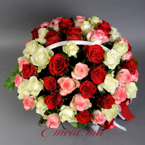 livrare cos cu trandafiri albi roz rosii la comanda chisinau moldova